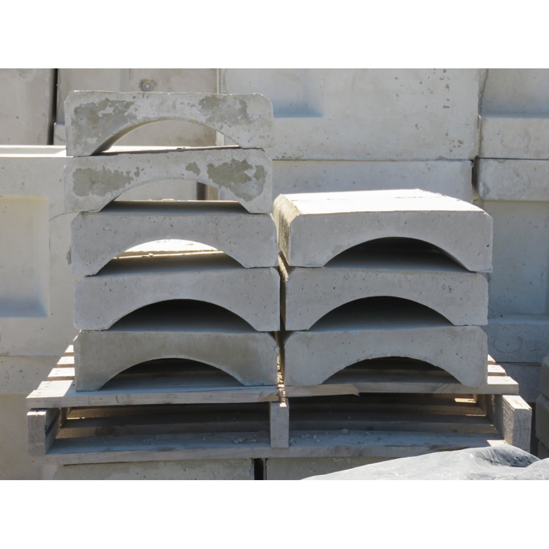 Concrete Crossing Block 425 x 500mm